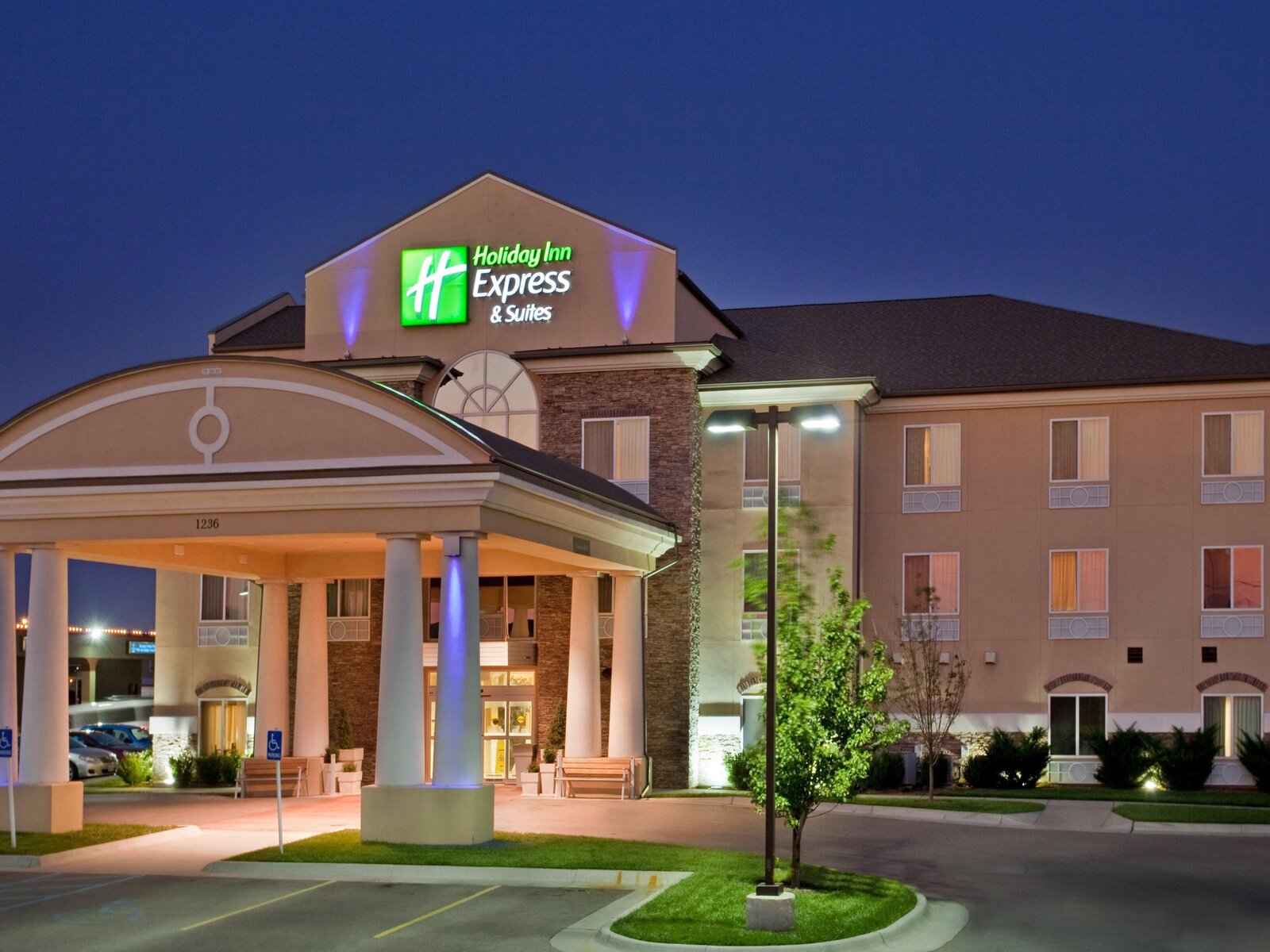 Hotel Holiday Inn Express Hotel & Suites Wichita Airport in Wichita ...