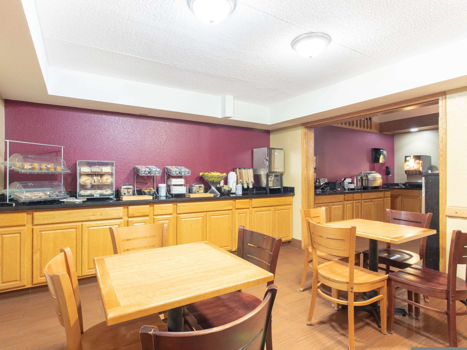 Hotel AmericInn by Wyndham Elkhorn Near Lake Geneva in Elkhorn günstig ...