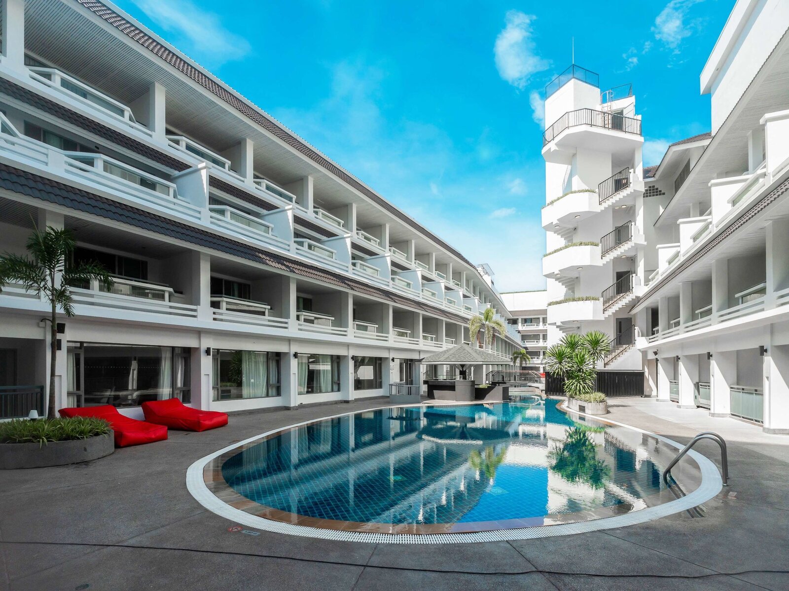 Hotel Radisson Red Phuket Patong Beach in Patong Beach günstig buchen ...